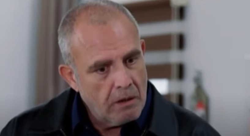 Η Γη Της Ελιάς Επεισόδια - Τον πιάνει απο τον γιακά και ...